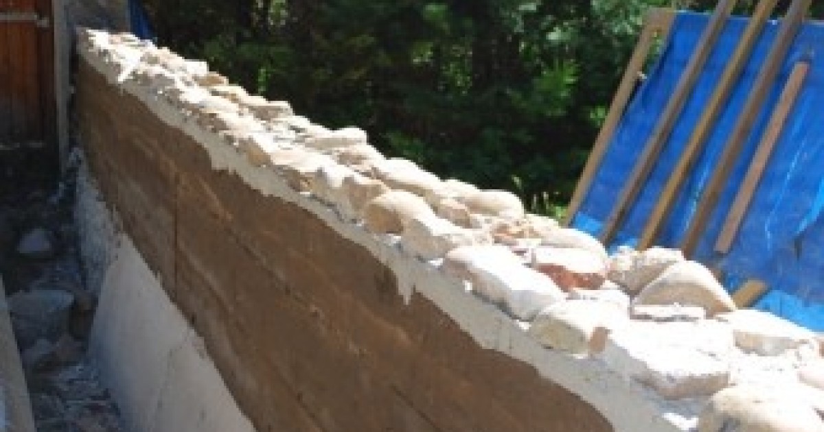 Mur en pisé et enduit à la chaux... sur plus de 40 m ! | Formaterre